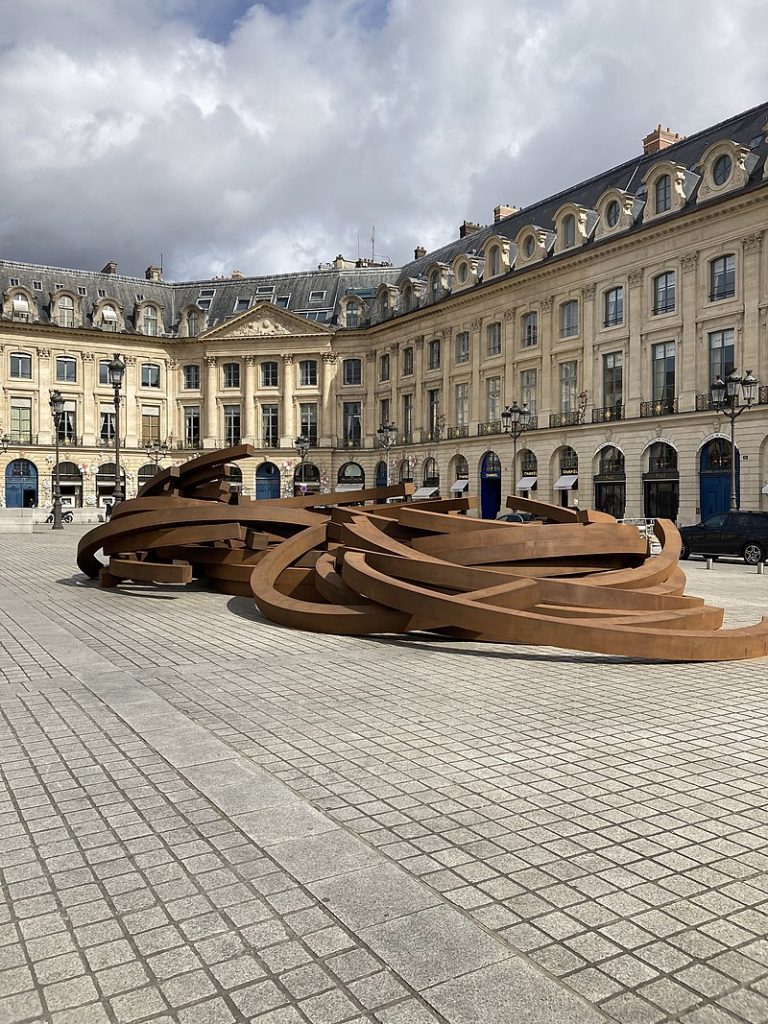 En écho aux sculptures de la place Vendôme, la galerie Perrotin expose ...