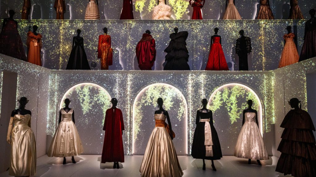 Azzedine Alaïa et Christian Dior exposés à la Fondation Alaïa ...